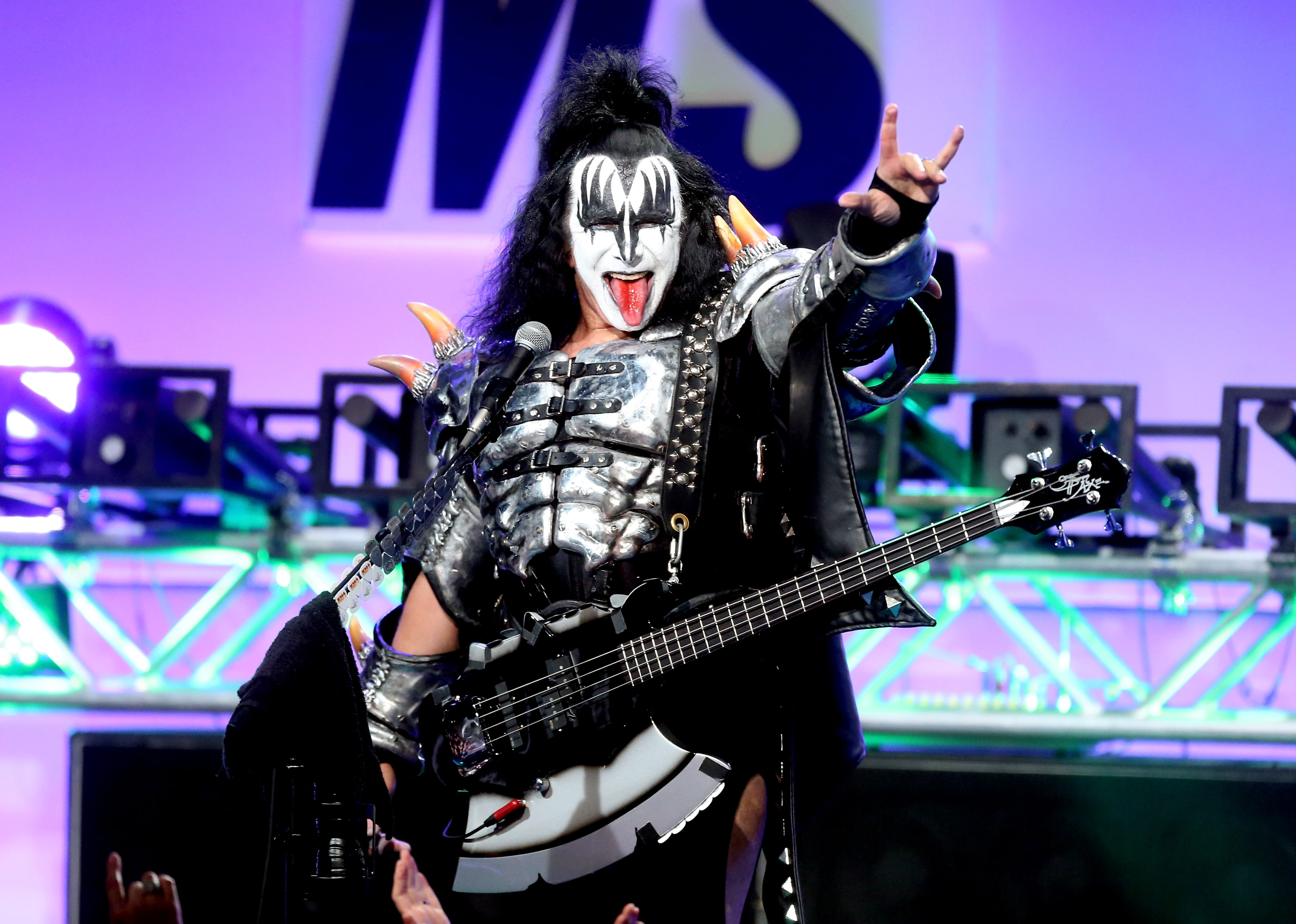Il cantante dei KISS promuove il Pixel usando un iPhone!