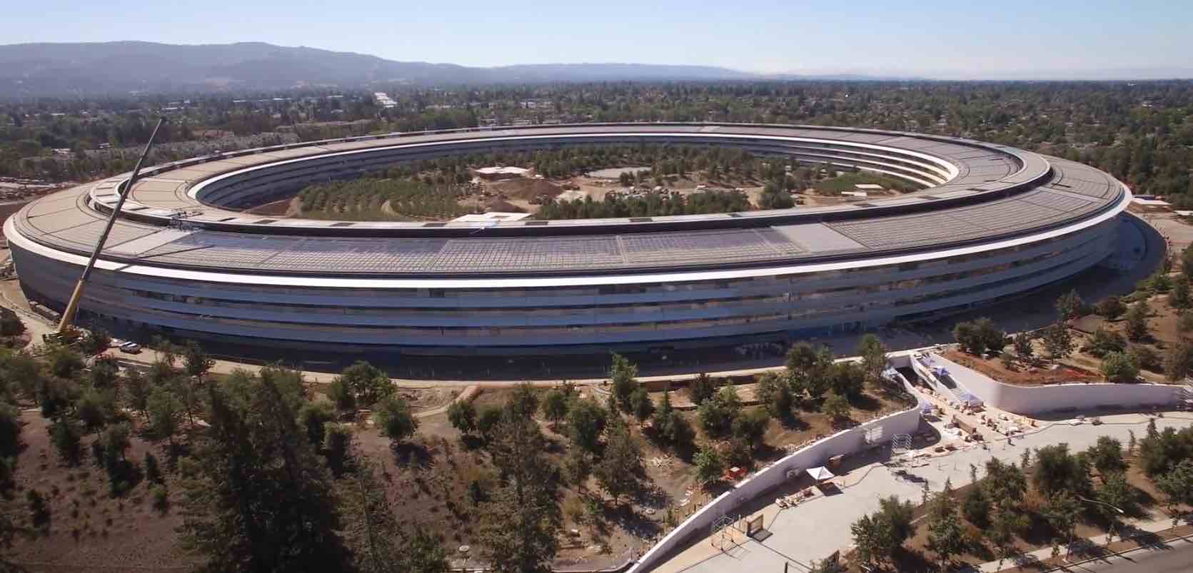 Lo spettacolare tramonto su Apple Park ripreso da un drone 4K